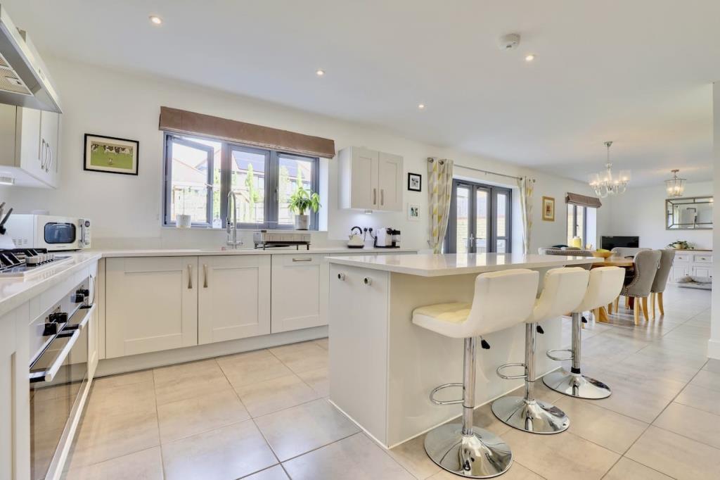 Swindon, Wiltshire, SN25 5 bed detached house - £750,000