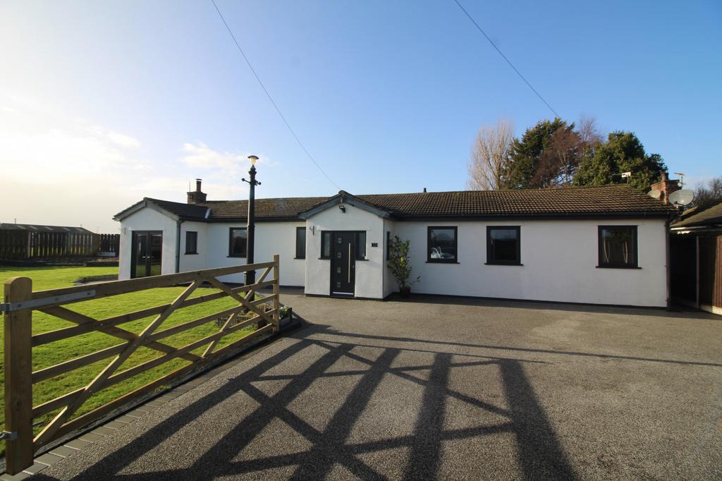 The Crescent, Freckleton, PR4 3 bed bungalow - £450,000