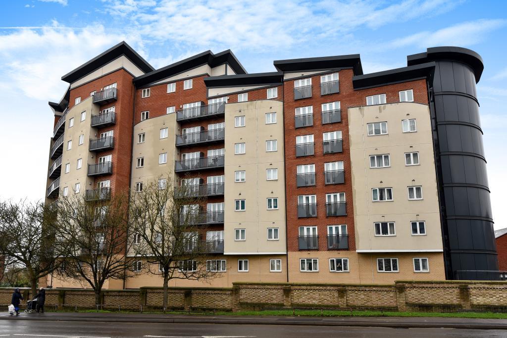 Slough, Berkshire, SL1 2 bed flat - £280,000