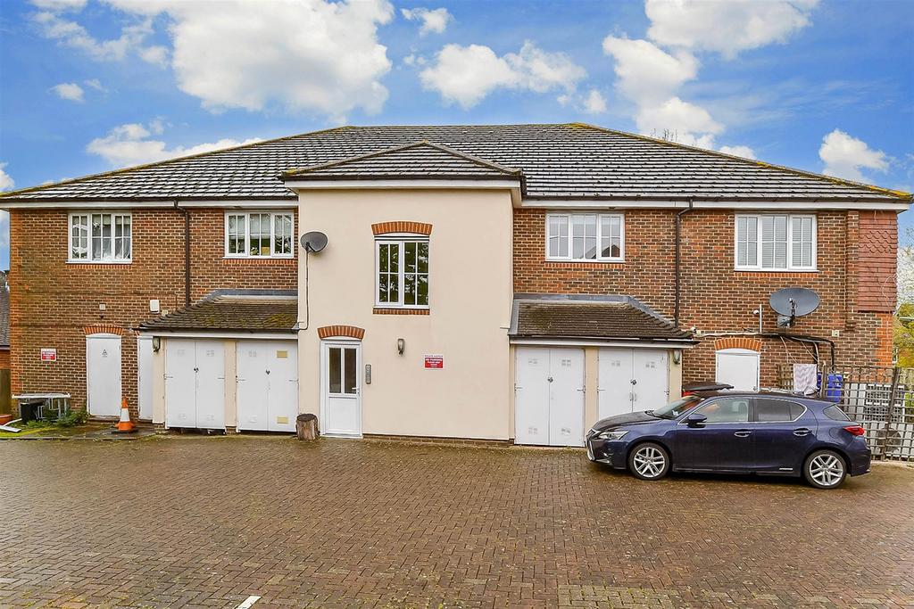 Priestlands Close, Horley, Surrey 2 bed apartment for sale - £250,000