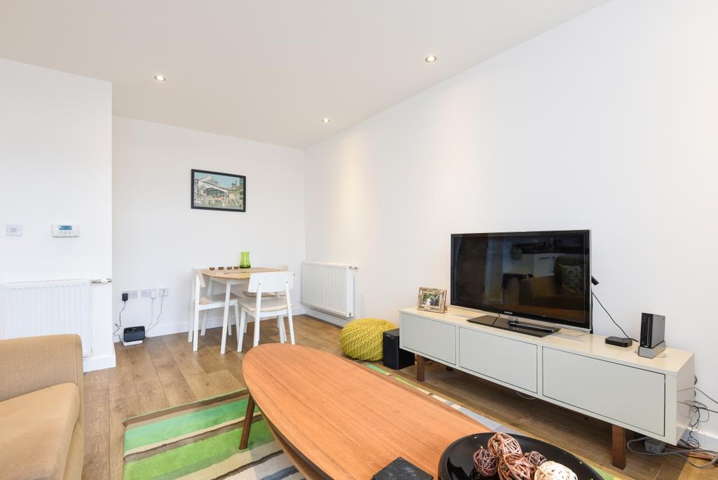 Oldridge Road Balham SW12 2 bed flat - £2,500 pcm (£577 pw)