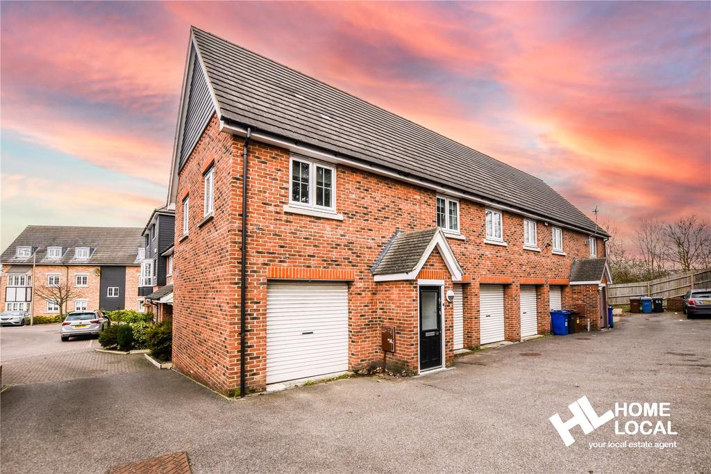 Weymouth Drive, Grays, Essex, RM16 2 bed maisonette - £260,000