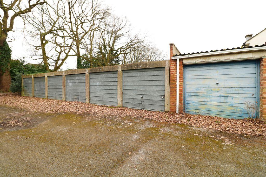 Priors Road, Tadley RG26 4QL Garage - £10,000
