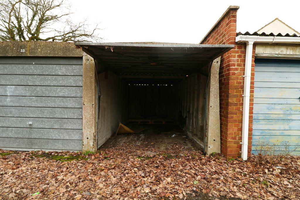 Priors Road, Tadley RG26 4QL Garage - £10,000