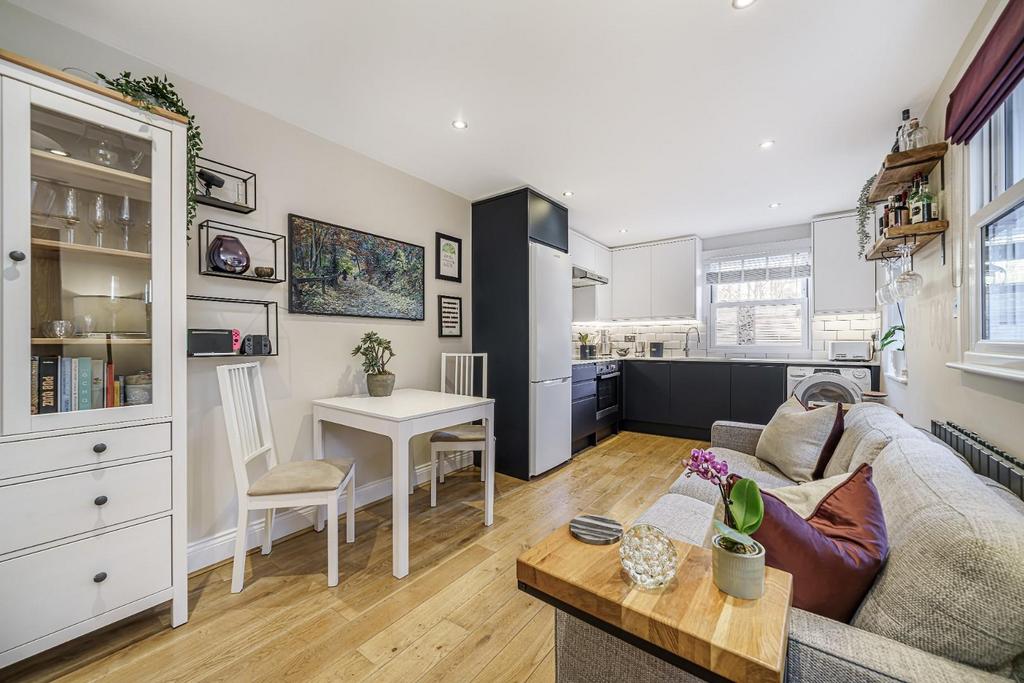 Arlesford Road, SW9 2 bed flat - £535,000