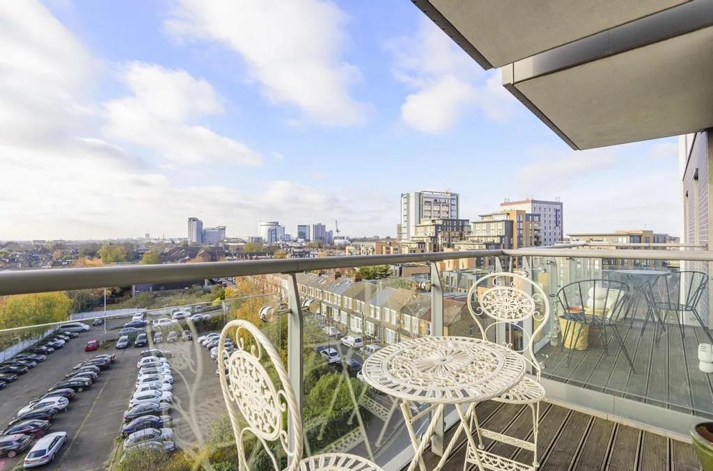 Ealing Road, Brentford 2 bed flat - £375,000