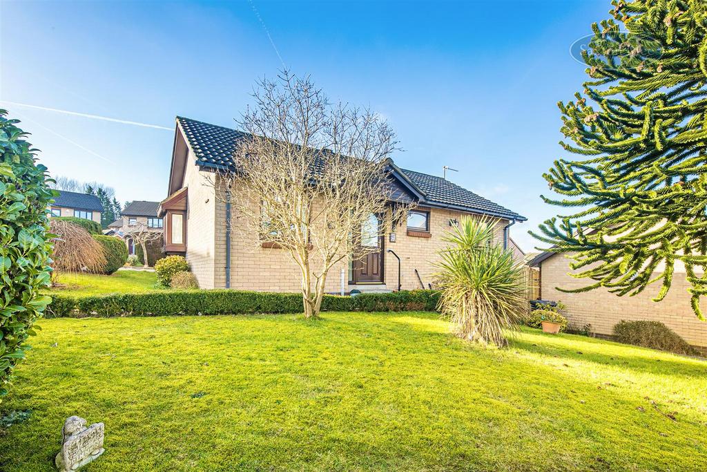 Pen Nook Gardens, Deepcar, S36 2TX 2 bed detached bungalow - £225,000