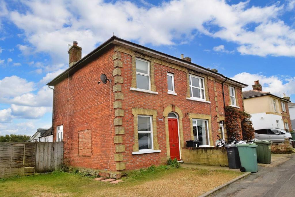 Bettesworth Road, Ryde PO33 3 bed semi-detached house - £995 pcm (£230 pw)