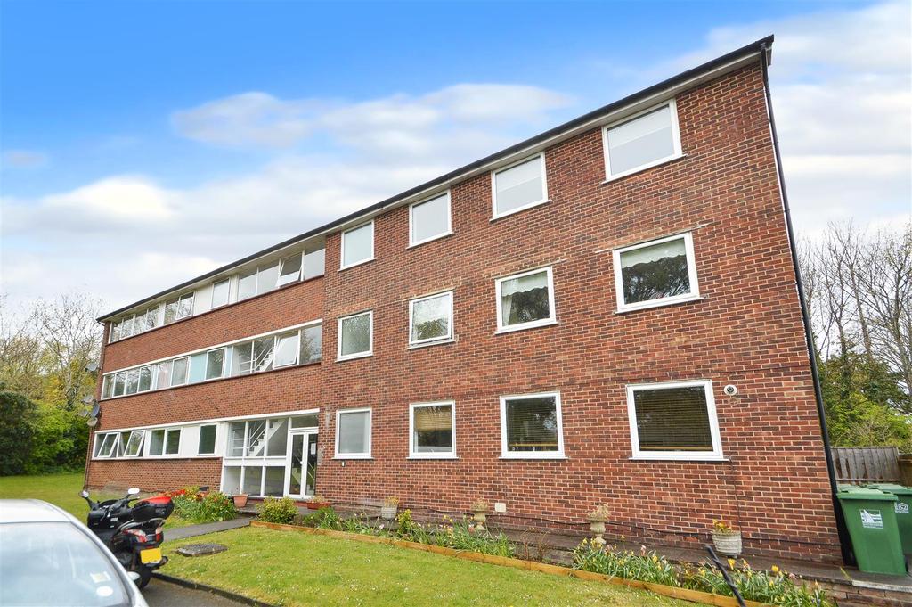 Woodcroft Drive, Eastbourne 2 bed flat - £185,000