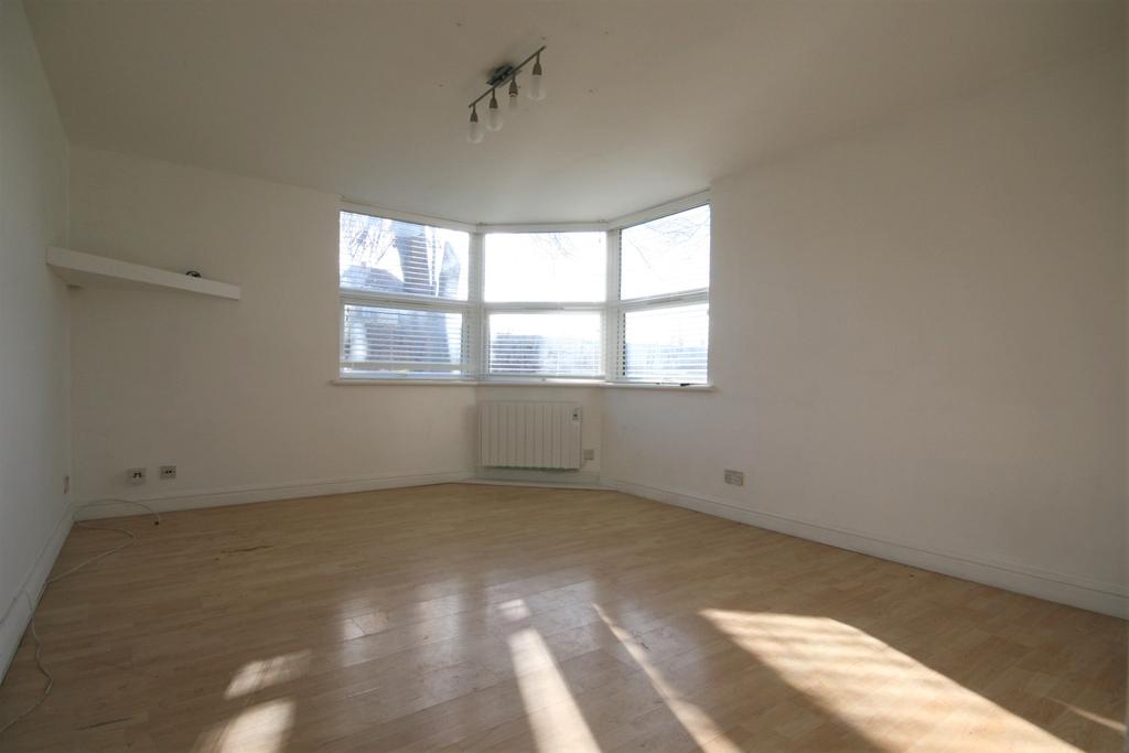Riverside Close, London W7 1 bed flat - £1,200 pcm (£277 pw)