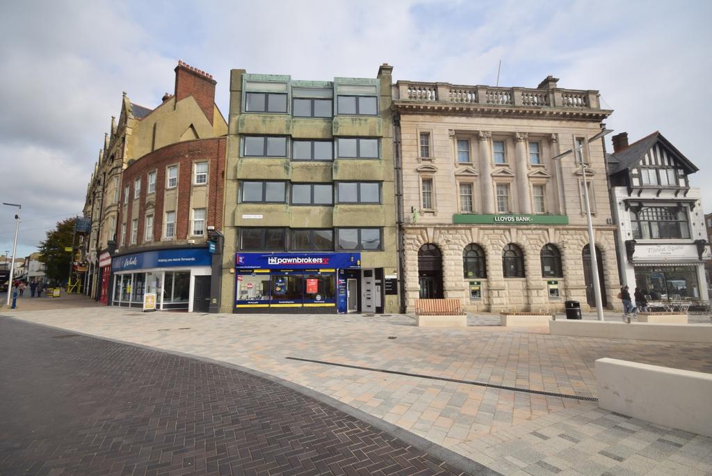 Market Square Dover CT16 2 bed apartment - £800 pcm (£185 pw)