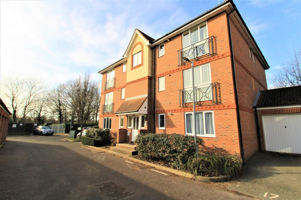 St Mary's Lane, Upminster RM14 2 bed apartment - £360,000