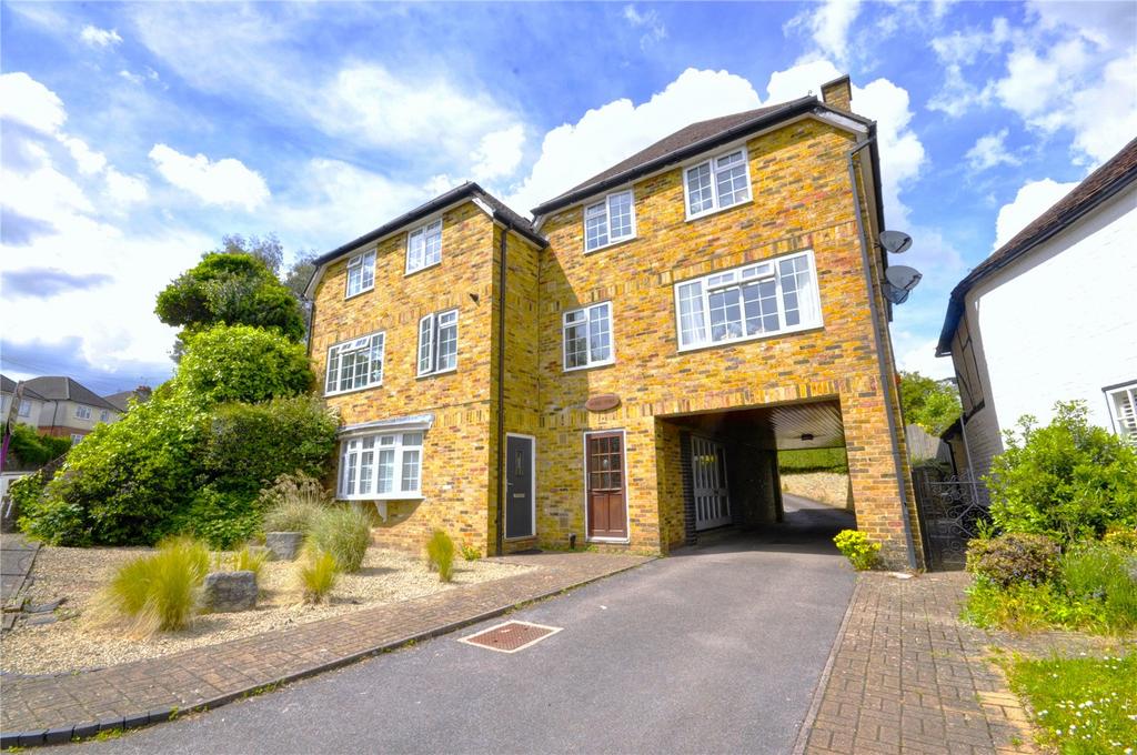 Farncombe Street, Godalming, Surrey, GU7 2 bed maisonette - £1,450 pcm ...
