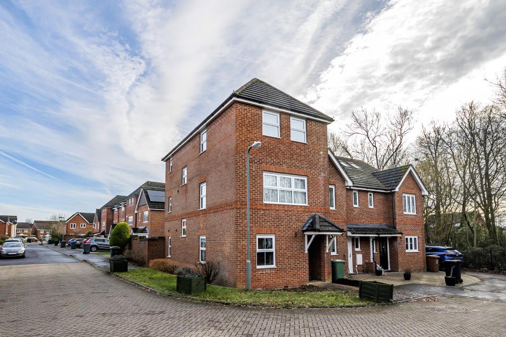 Basingstoke, Hampshire, RG22 4 bed end of terrace house - £425,000