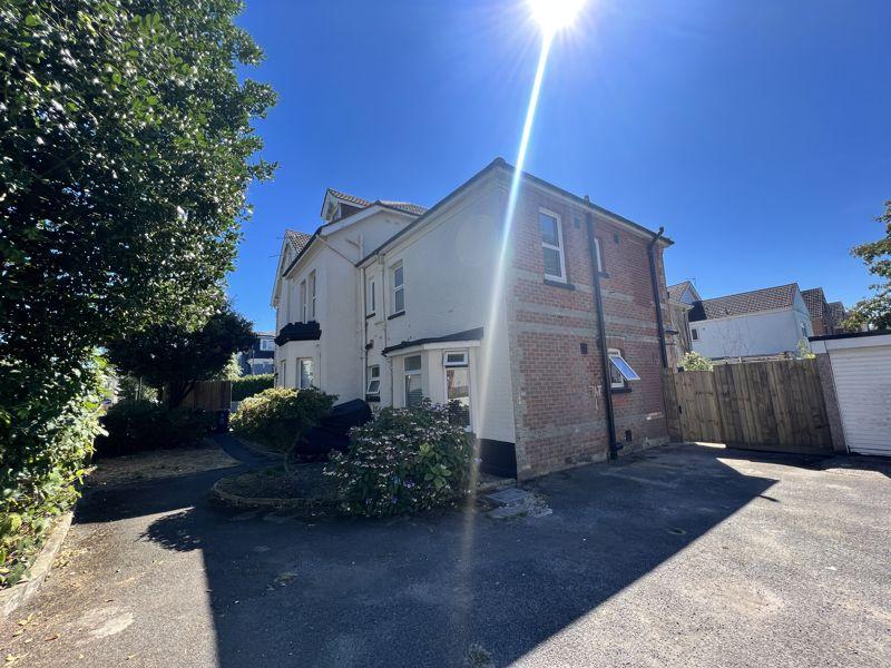 Walpole Road, Bournemouth 1 bed apartment - £850 pcm (£196 pw)
