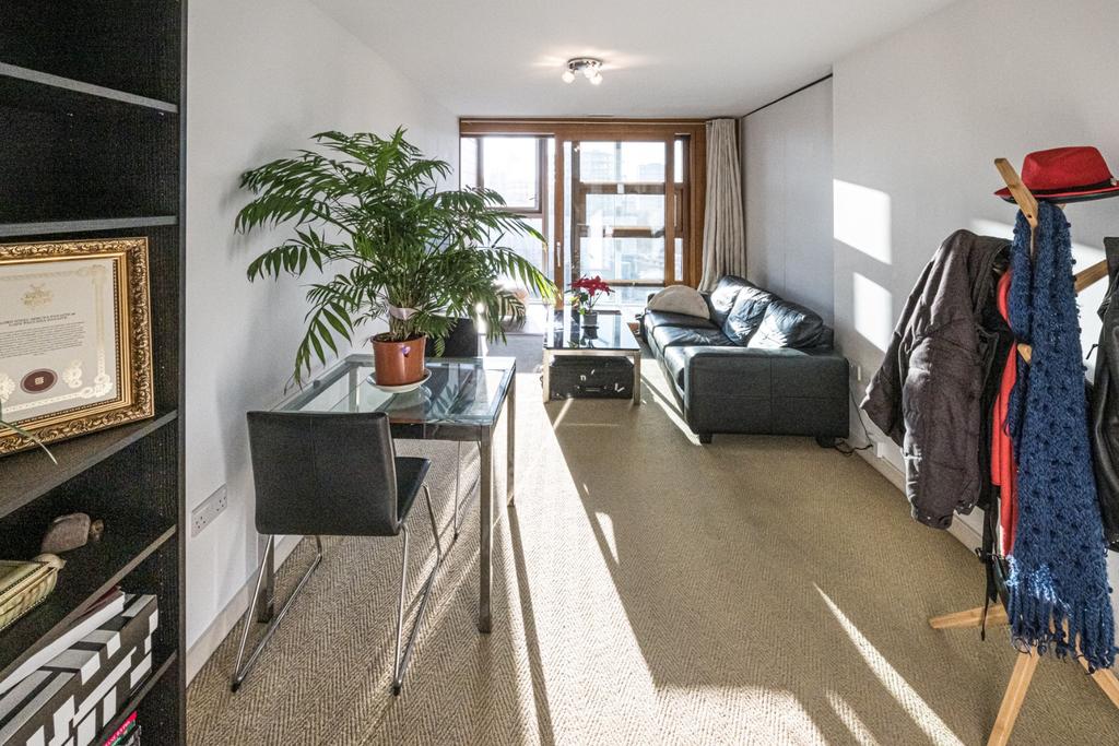 Falcon Wharf, 34 Lombard Road... 1 bed apartment - £1,850 pcm (£427 pw)