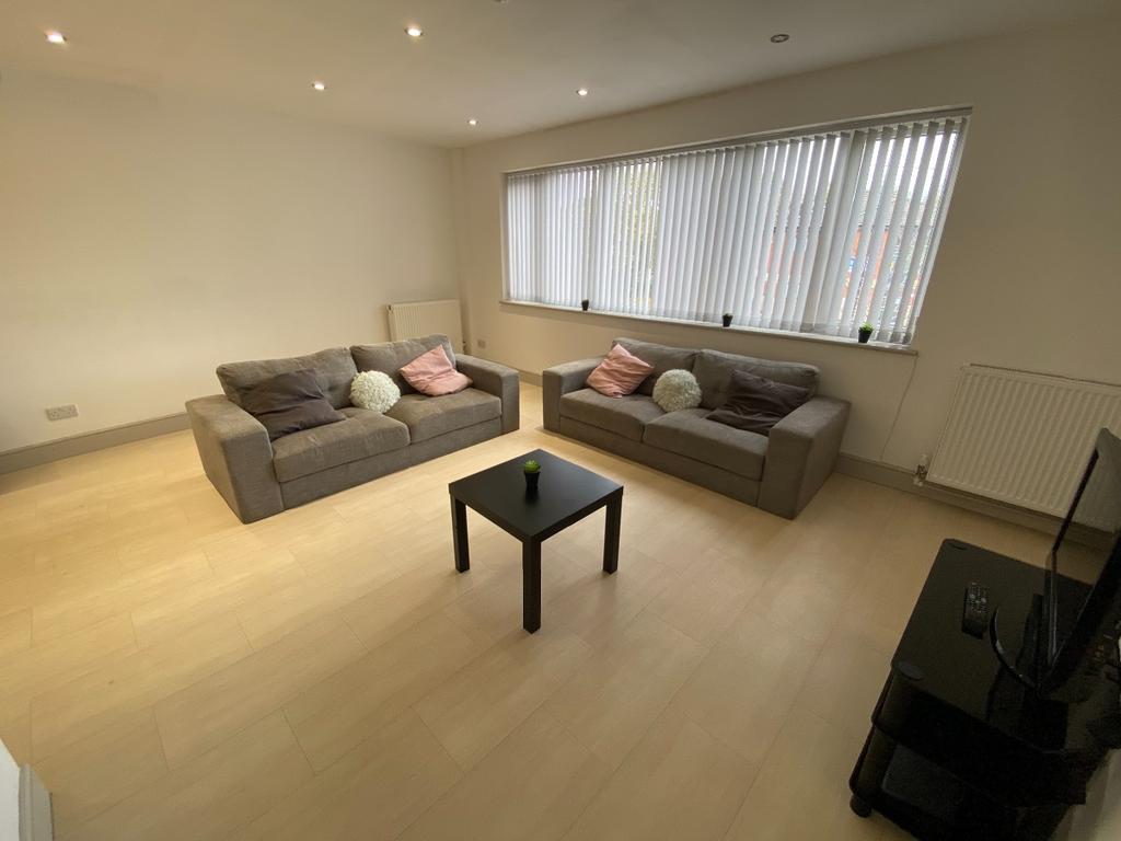 Quinton Park, Cheylesmore, Coventry 4 bed flat - £2,240 pcm (£517 pw)