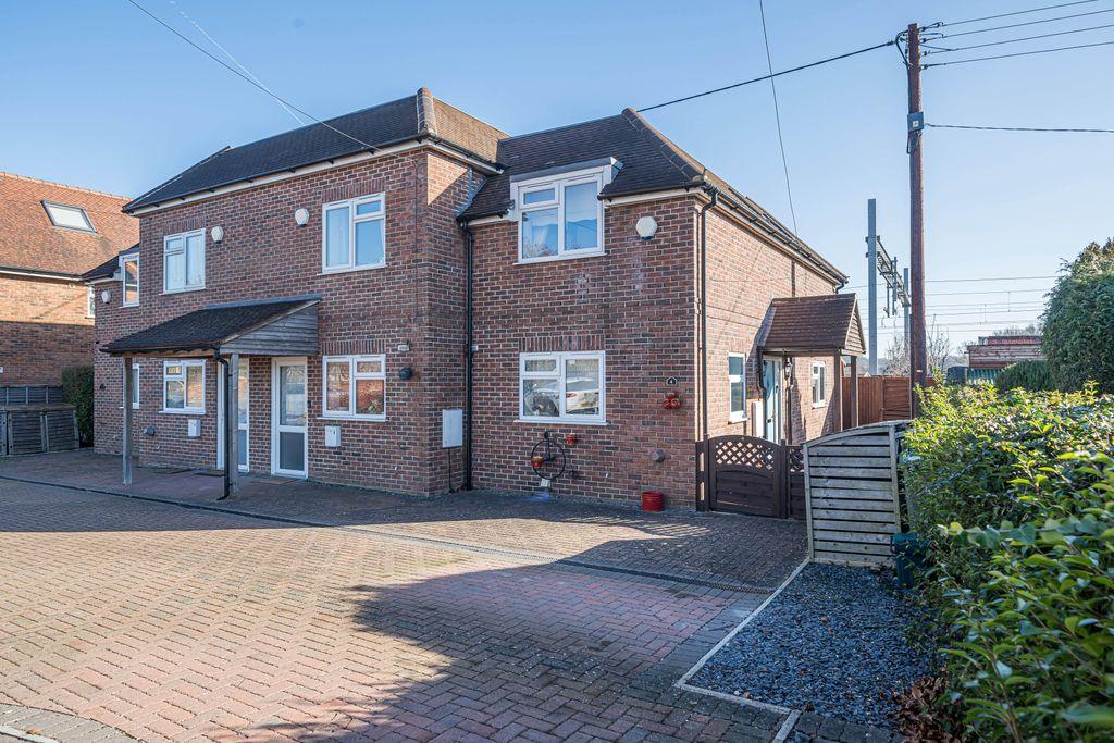 Bath Road, Padworth, Reading RG7 5HR 2 bed end of terrace house - £280,000