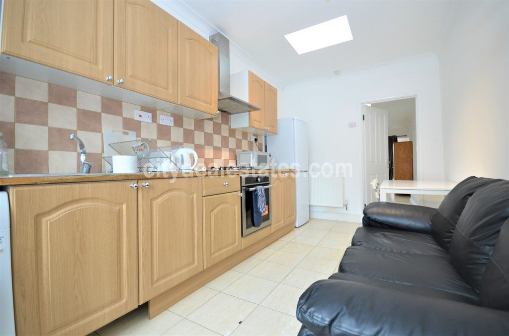 Gunnersbury Crescent, Acton Town W3 9AA Studio - £1,196 pcm (£276 pw)