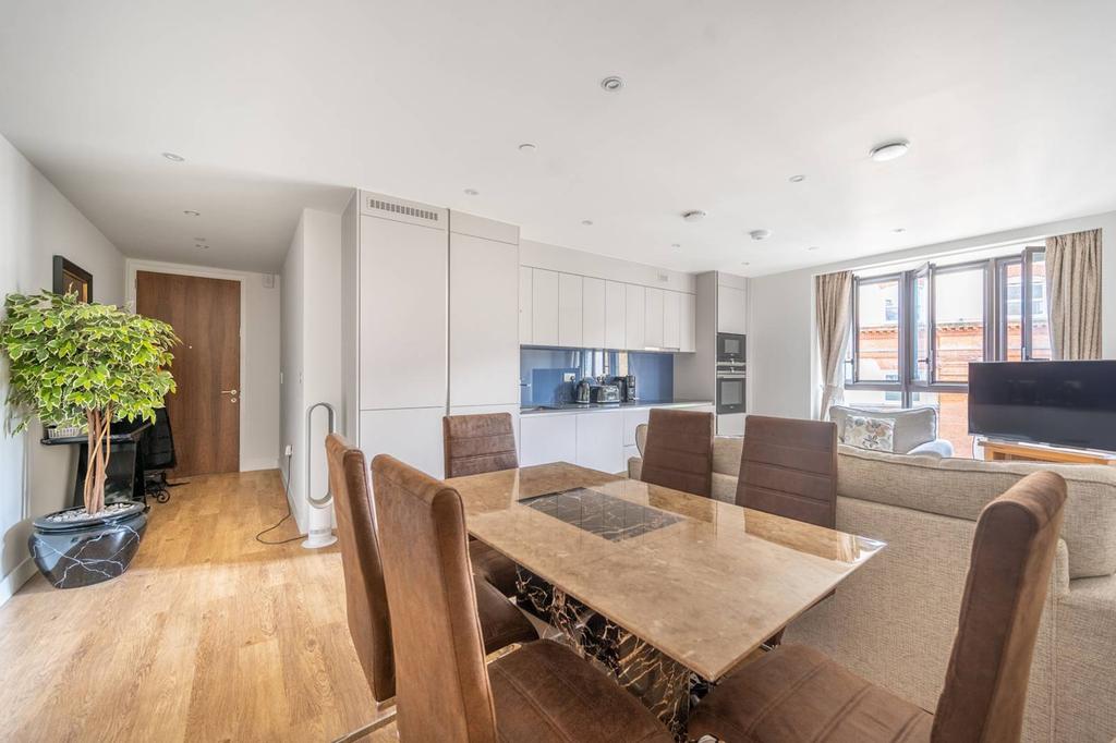 Hexagon Apartments, Holborn, London... 1 bed flat - £2,700 pcm (£623 pw)