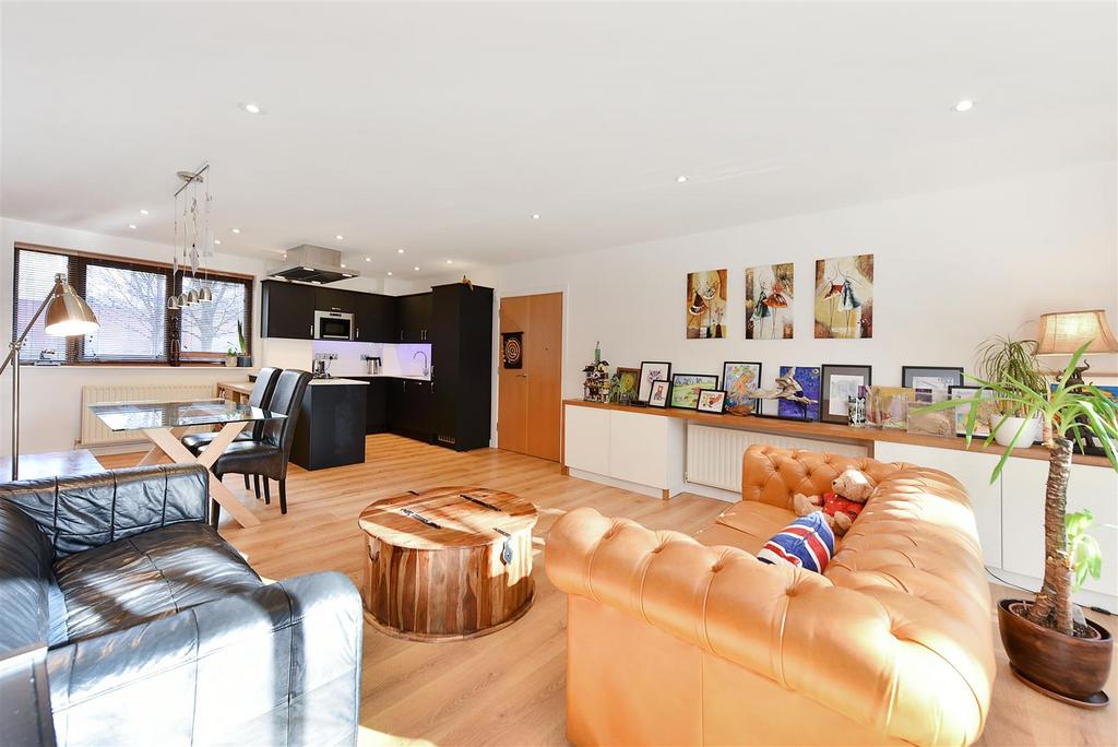 Ocean Wharf, Canary Wharf, E14 2 bed apartment - £550,000