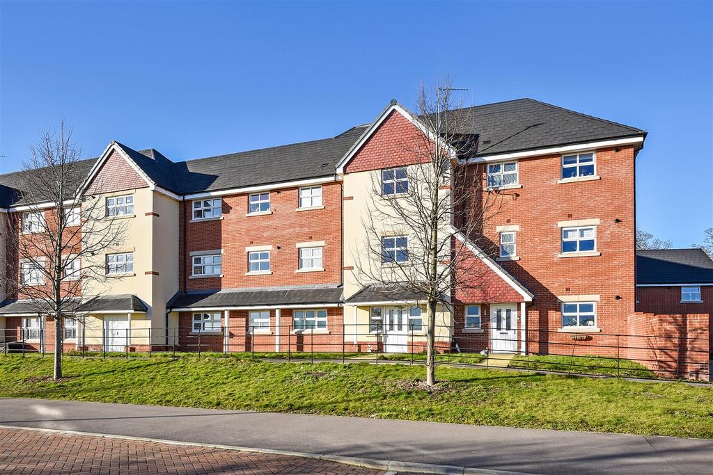 Draper Close, Andover 2 bed flat - £215,000