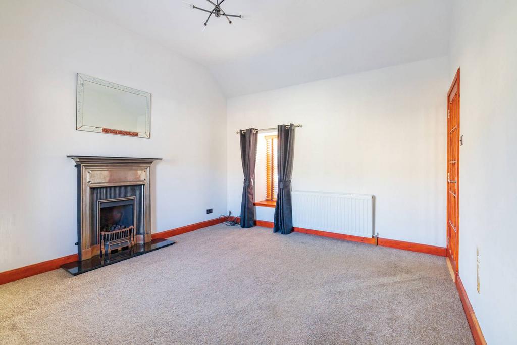 21 Moray Street, Lossiemouth, IV31 6HZ 2 bed semi-detached bungalow - £ ...
