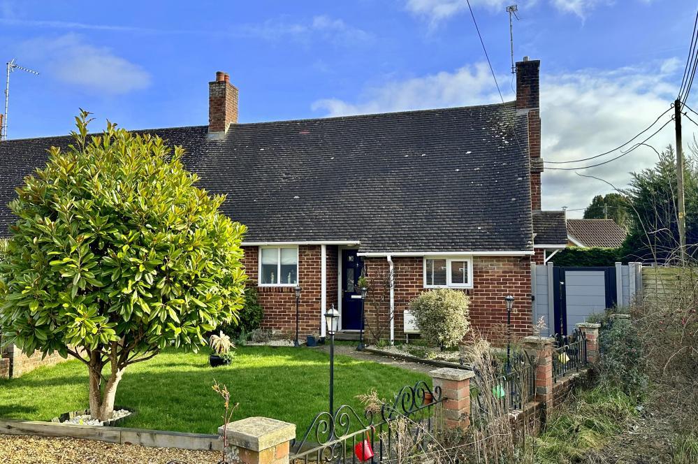 Ringwood, BH24 1XD 4 bed chalet - £425,000