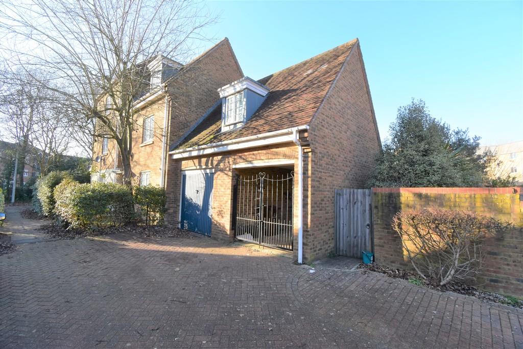 Hakewill Way, Colchester 6 bed semi-detached house - £2,400 pcm (£554 pw)