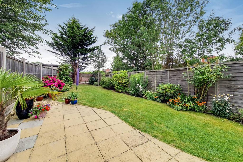 Kenton Lane, Harrow, HA3 3 bed semi-detached house - £2,300 pcm (£531 pw)