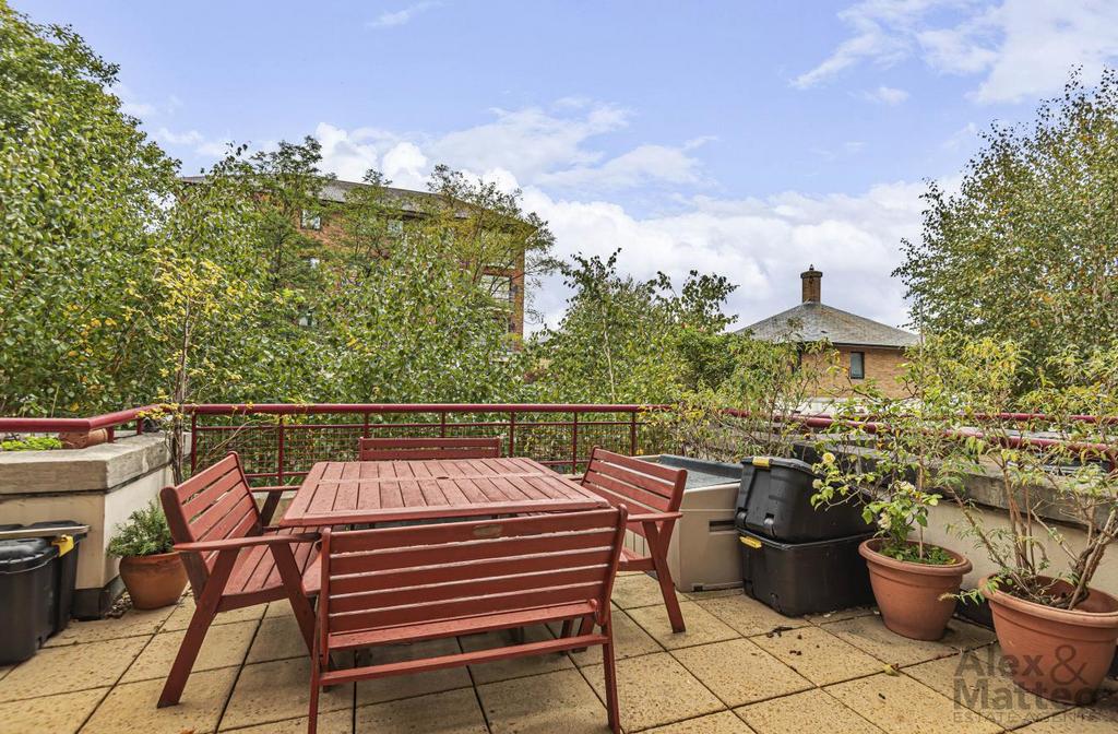 Norway Gate, Canada Water, SE16 1 bed flat - £375,000