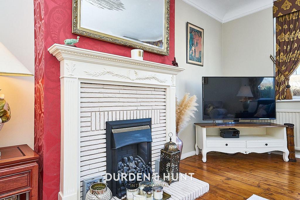 Roding View, Buckhurst Hill, IG9 3 bed semi-detached house - £800,000