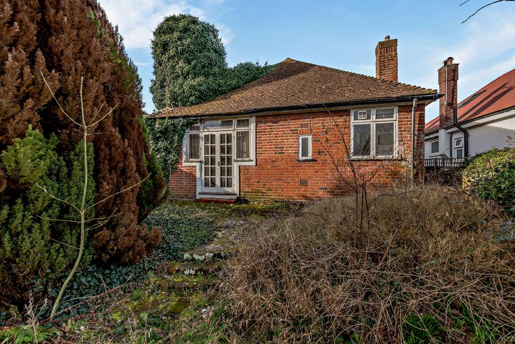 Cheney Street, Pinner, HA5 2 bed detached bungalow - £700,000