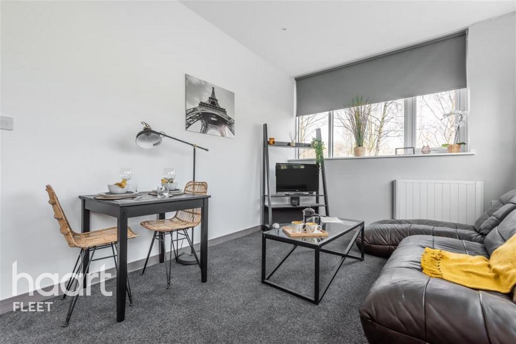 Lime Tree Way 2 bed flat - £1,225 pcm (£283 pw)