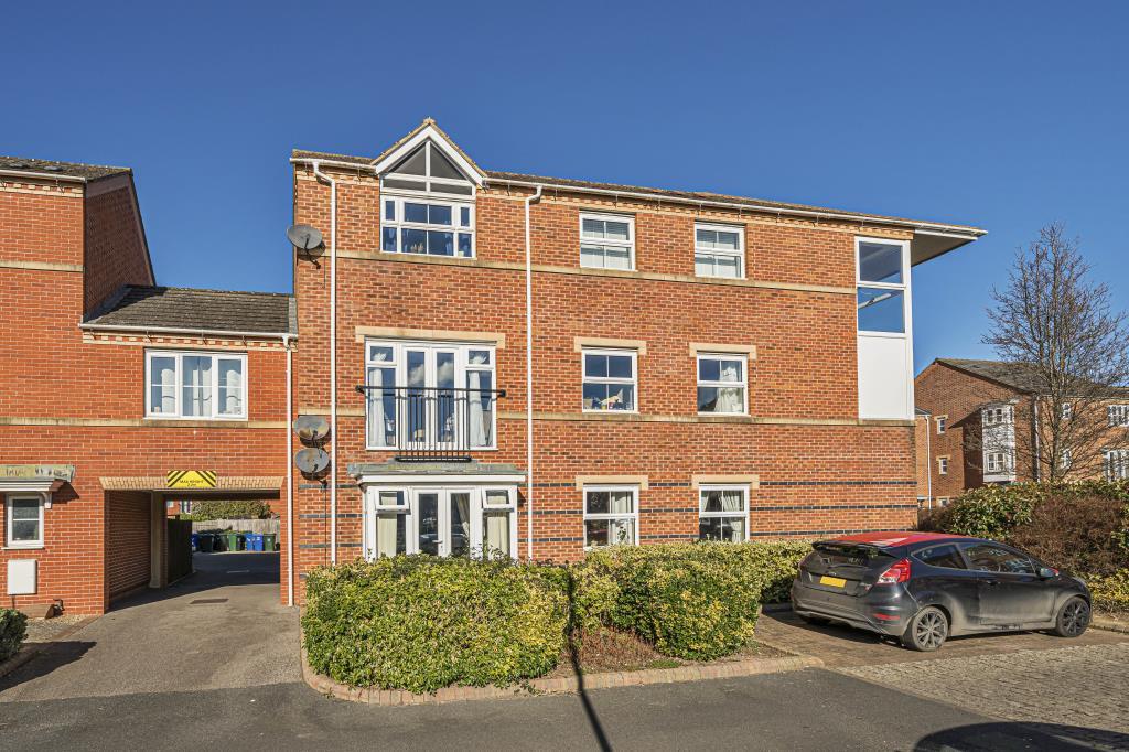 Banbury, Oxfordshire, OX16 2 bed flat - £170,000