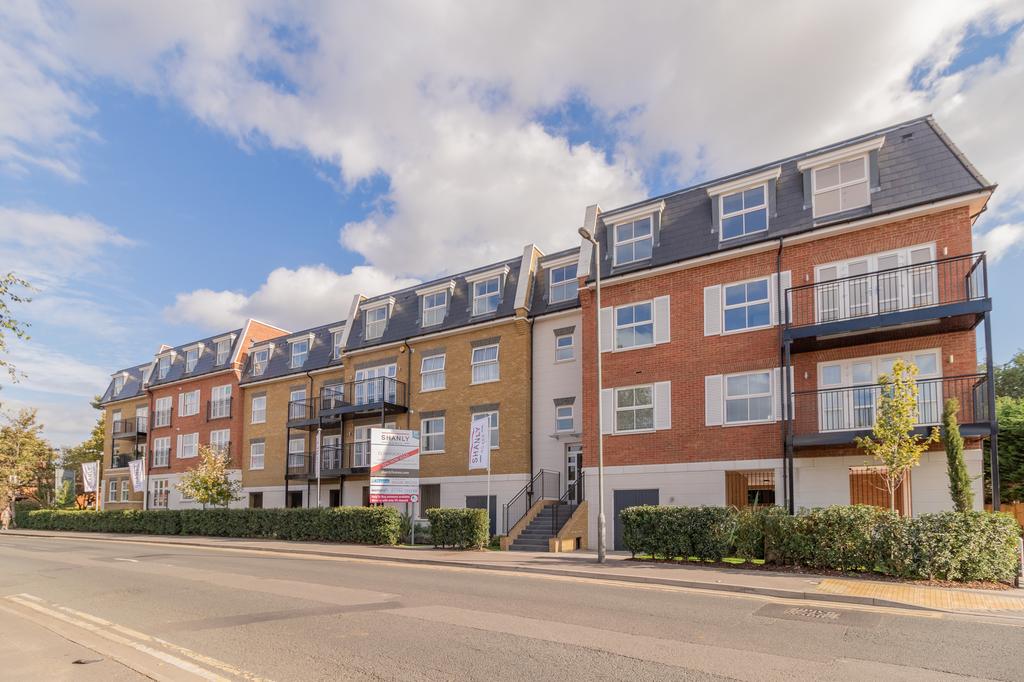 Close To Town & Station, Maidenhead 1 bed apartment - £300,000