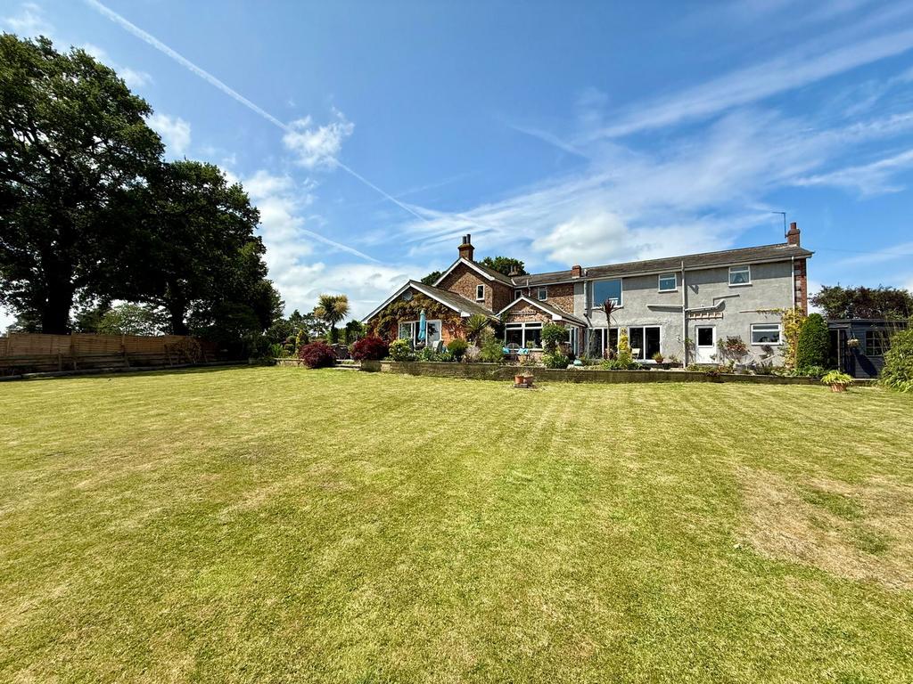 Cowthorpe, Warfield Lane, LS22 4 bed detached house for sale - £750,000