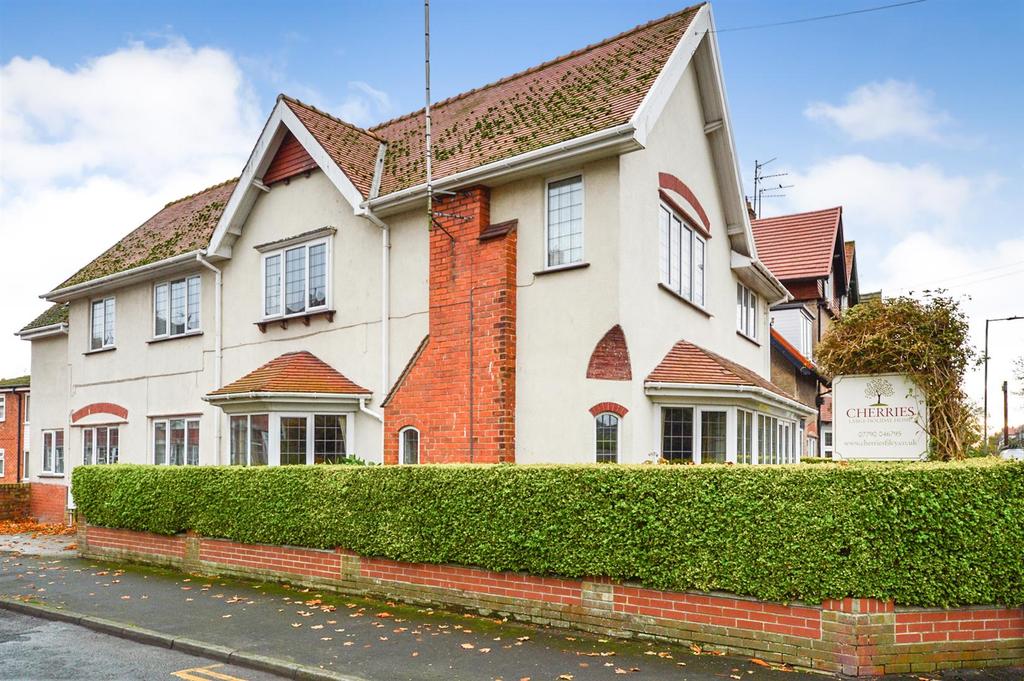 West Avenue, Filey, North Yorkshire 6 bed detached house - £520,000