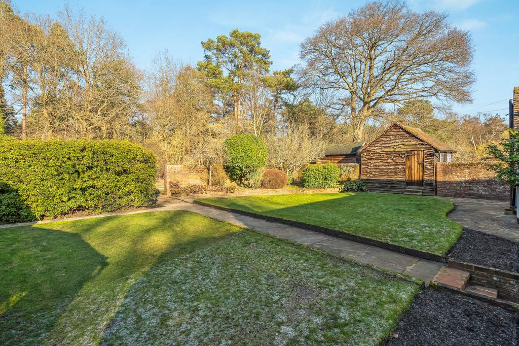 Gracious Pond Road, Chobham, Woking, Surrey 1 bed detached house - £ ...
