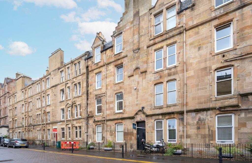 Watson Crescent, Polwarth, Edinburgh... 1 bed flat - £875 pcm (£202 pw)