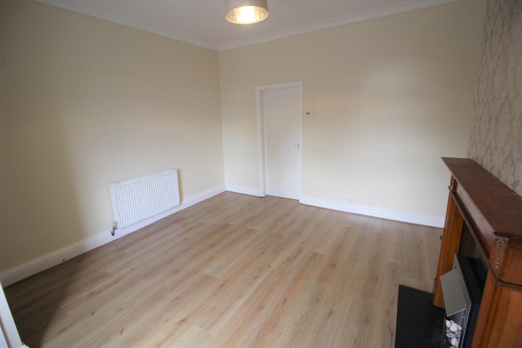Lees Road, Oldham, OL4 2 bed terraced house - £750 pcm (£173 pw)