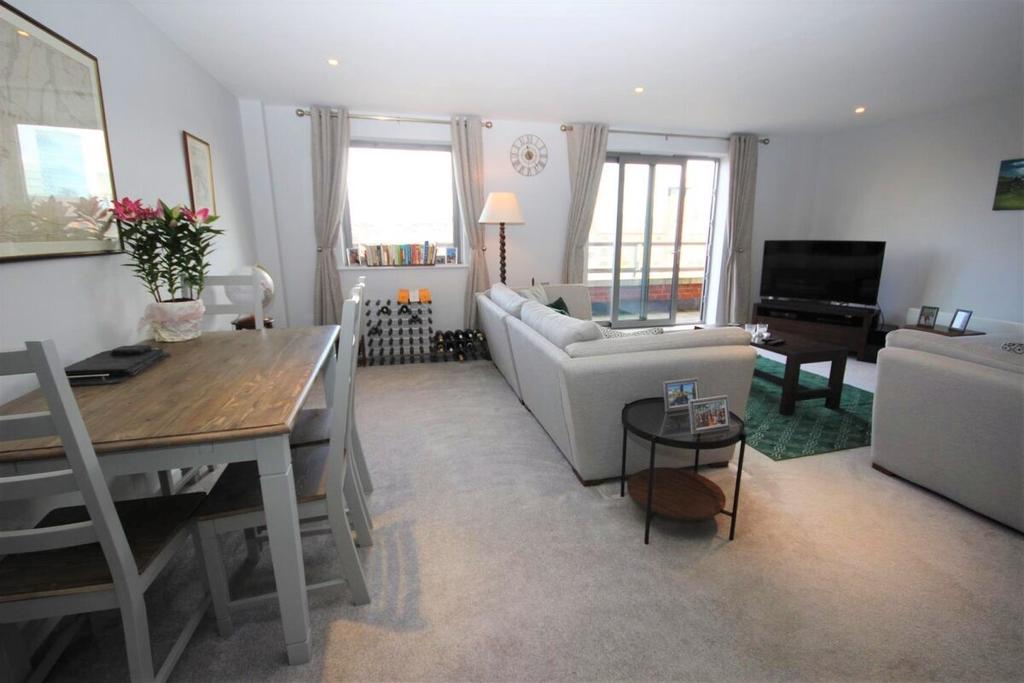 Castlegate, Chester Road Manchester M15 2 bed apartment - £1,600 pcm (£ ...