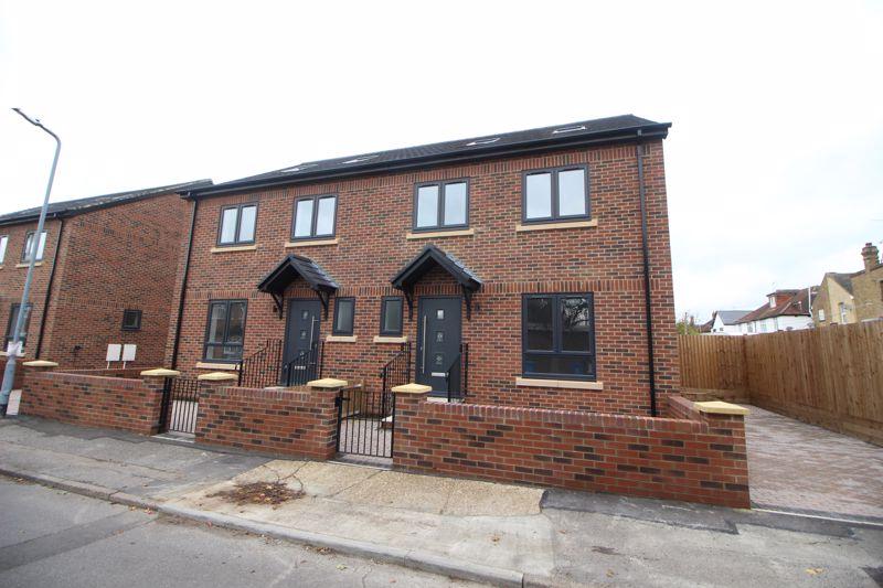 2c Princes Close, Eton Wick, SL4 4 bed semi-detached house to rent - £ ...