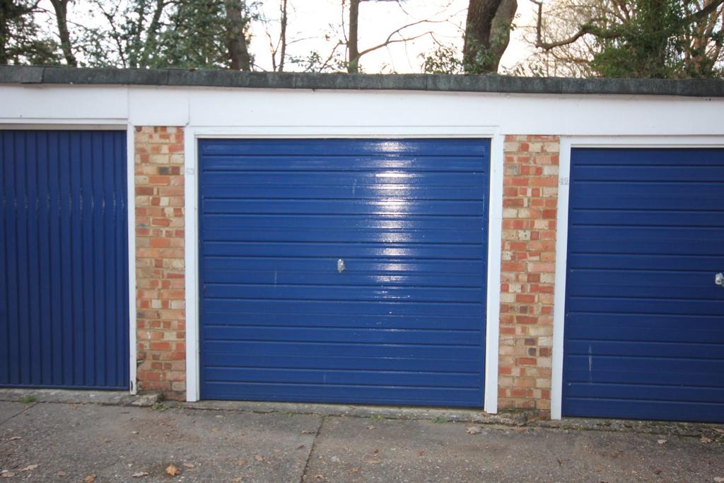 Paddockhall Road, Haywards Heath Garage - £100 pcm (£23 pw)