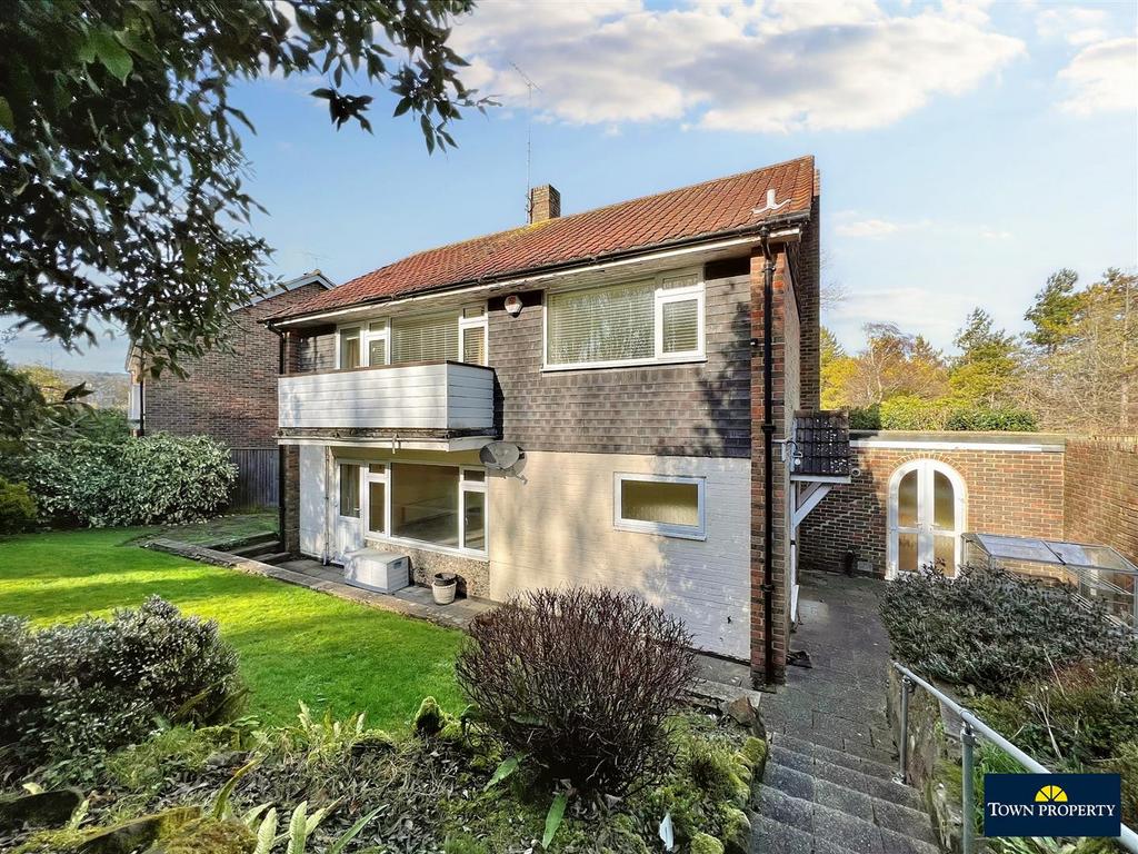 Compton Place Road, Eastbourne 3 bed detached house - £575,000
