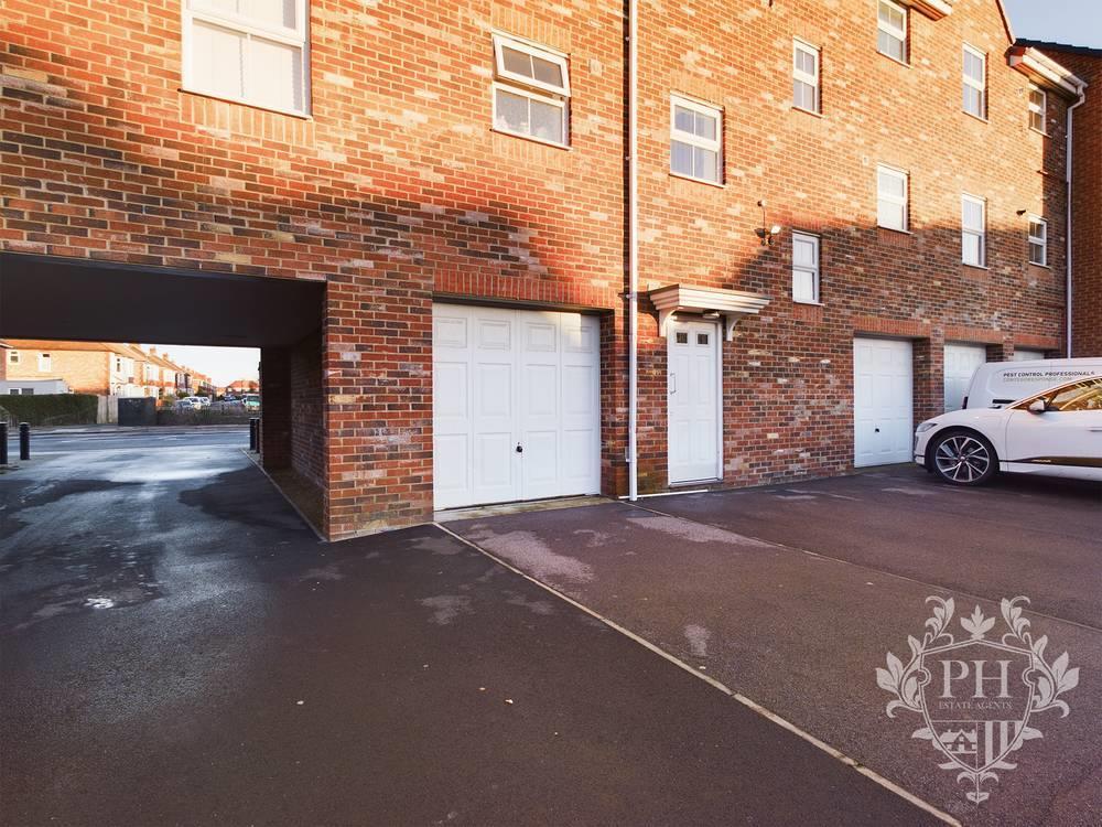 Raby Road, Hartlepool 2 bed flat - £81,000