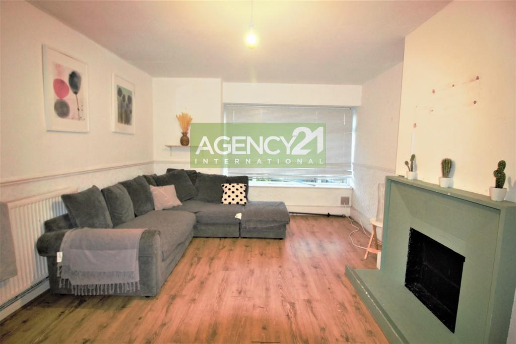 Eastern Avenue, Romford, RM1 2 bed maisonette - £1,400 pcm (£323 pw)