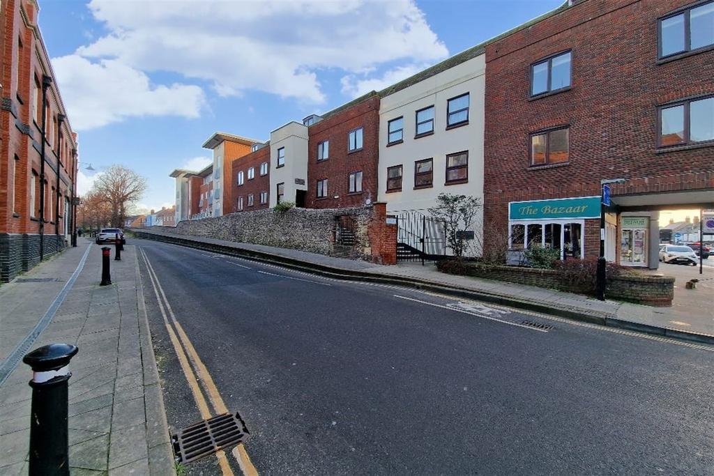 Sharp Garland House, East Walls... 1 bed flat - £795 pcm (£183 pw)