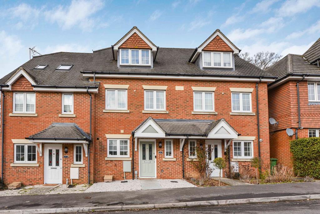Hawthorn Way, Lindford, GU35 3 bed terraced house - £400,000