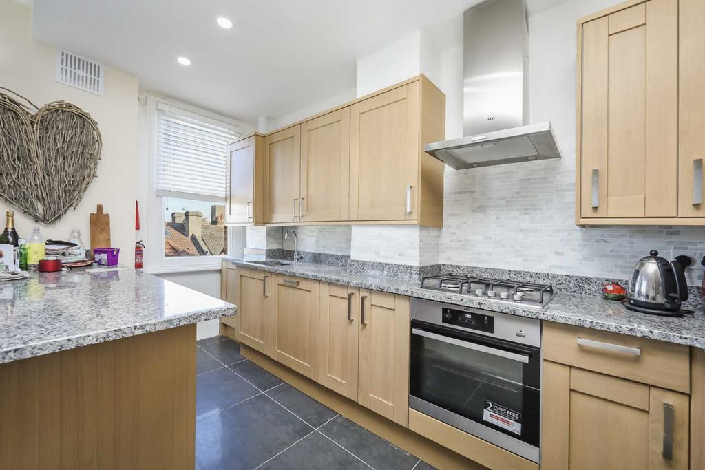 Ormiston Grove, Shepherds Bush... 3 bed flat - £2,700 pcm (£623 pw)